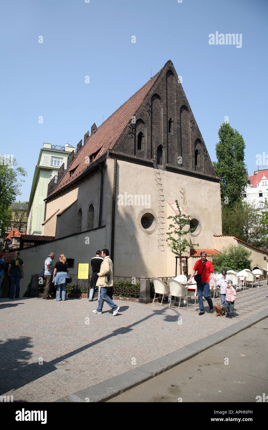Prague synagogue; Visitors outside The Old-New Synagogue, Josefov ...