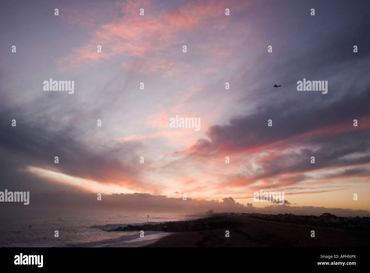 Sunset over water hi-res stock photography and images - Alamy