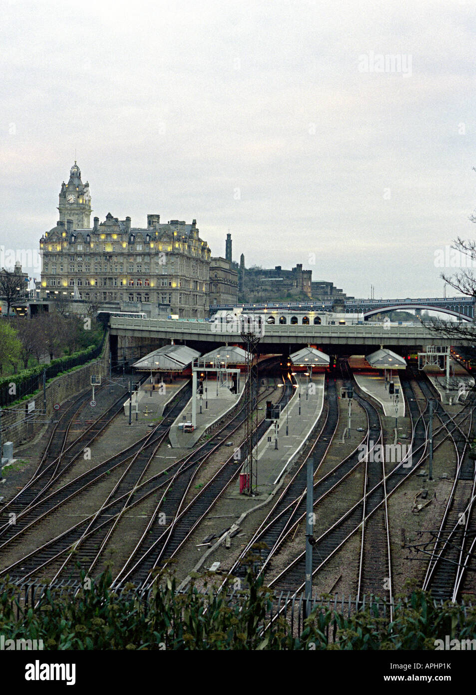 edinburgh railway station in 1997 Stock Photo - Alamy
