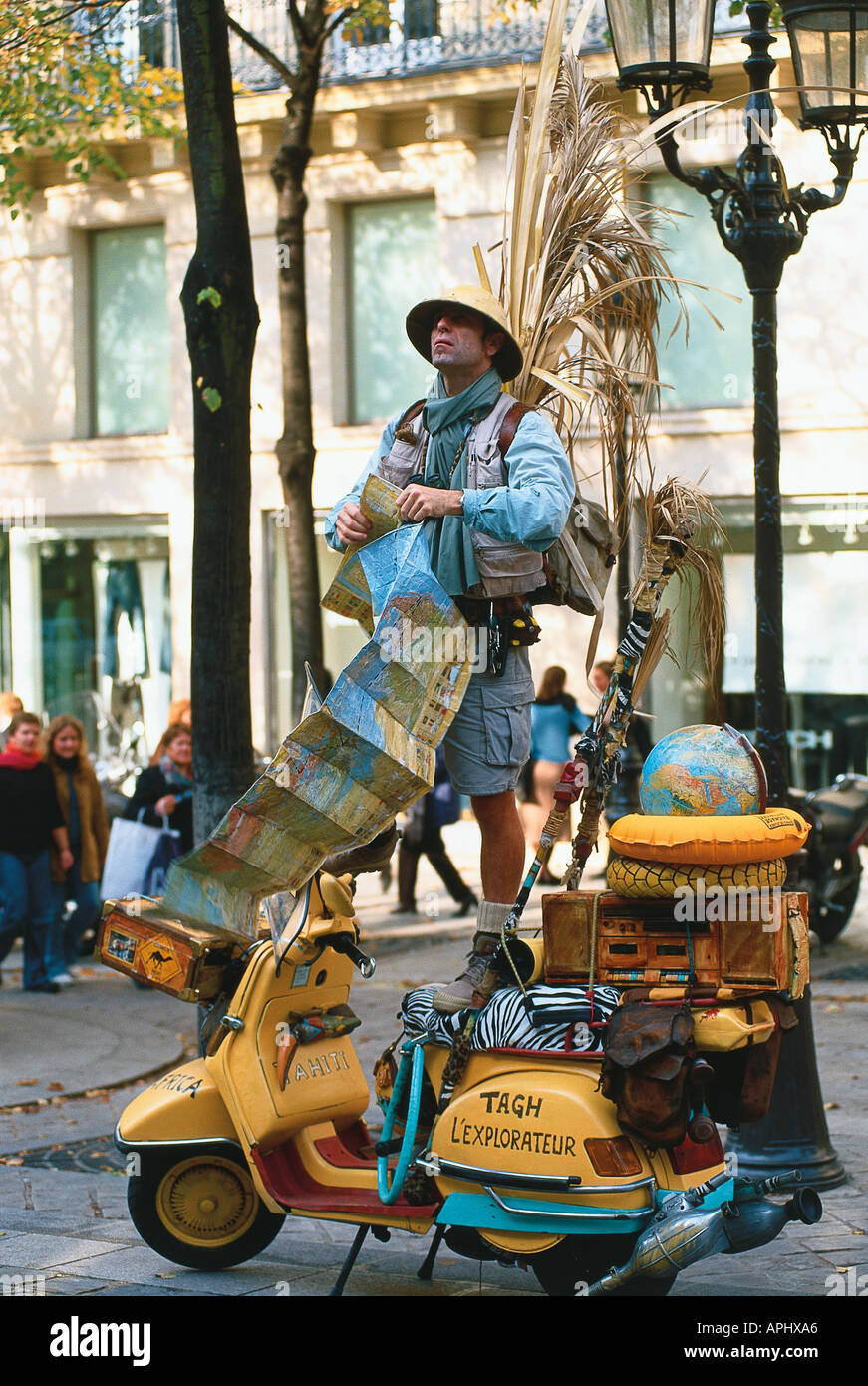 Mime artist paris hi-res stock photography and images - Alamy