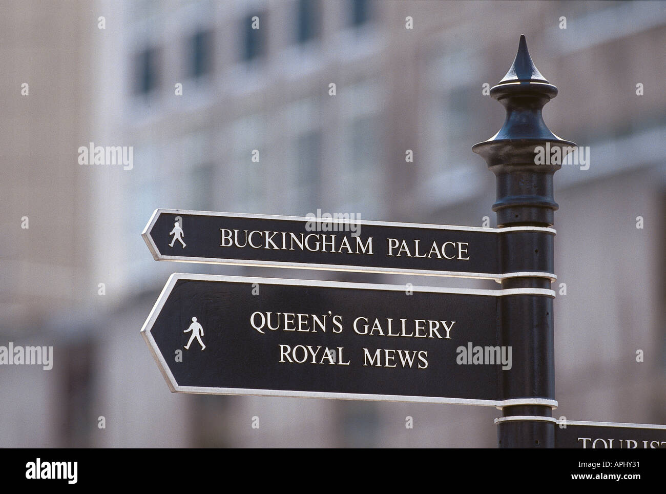 Buckingham palace direction sign hi-res stock photography and images ...