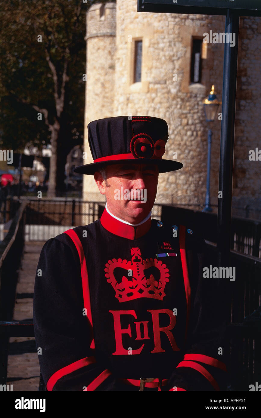 Man in beefeater uniform hi-res stock photography and images - Alamy