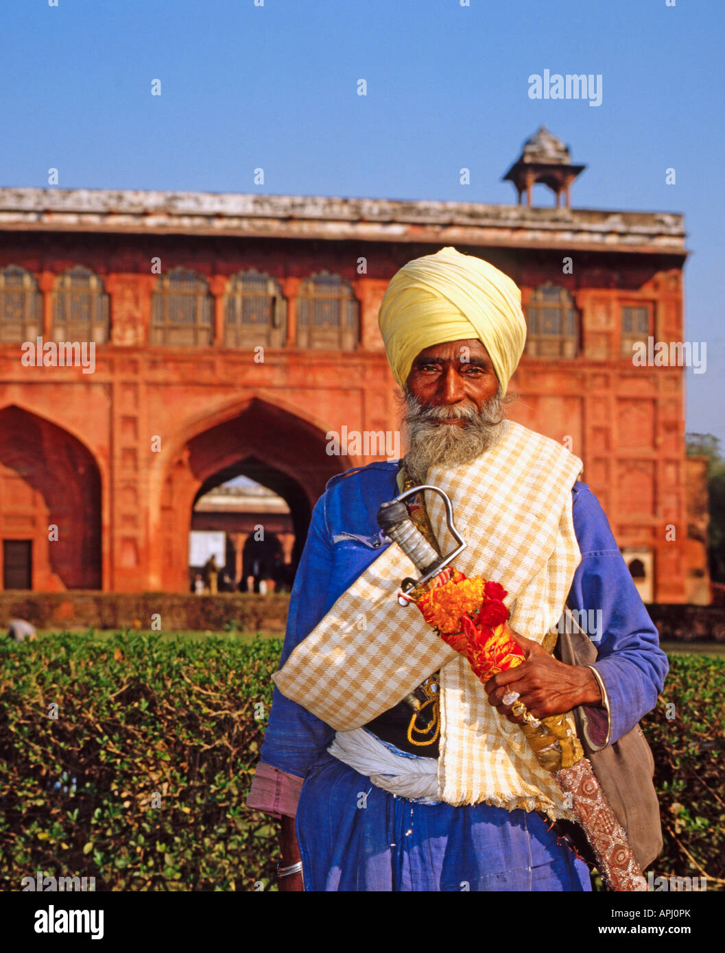 Colourfully dressed Sikh with sword in the Red Fort (Lal Quilla) Delhi ...
