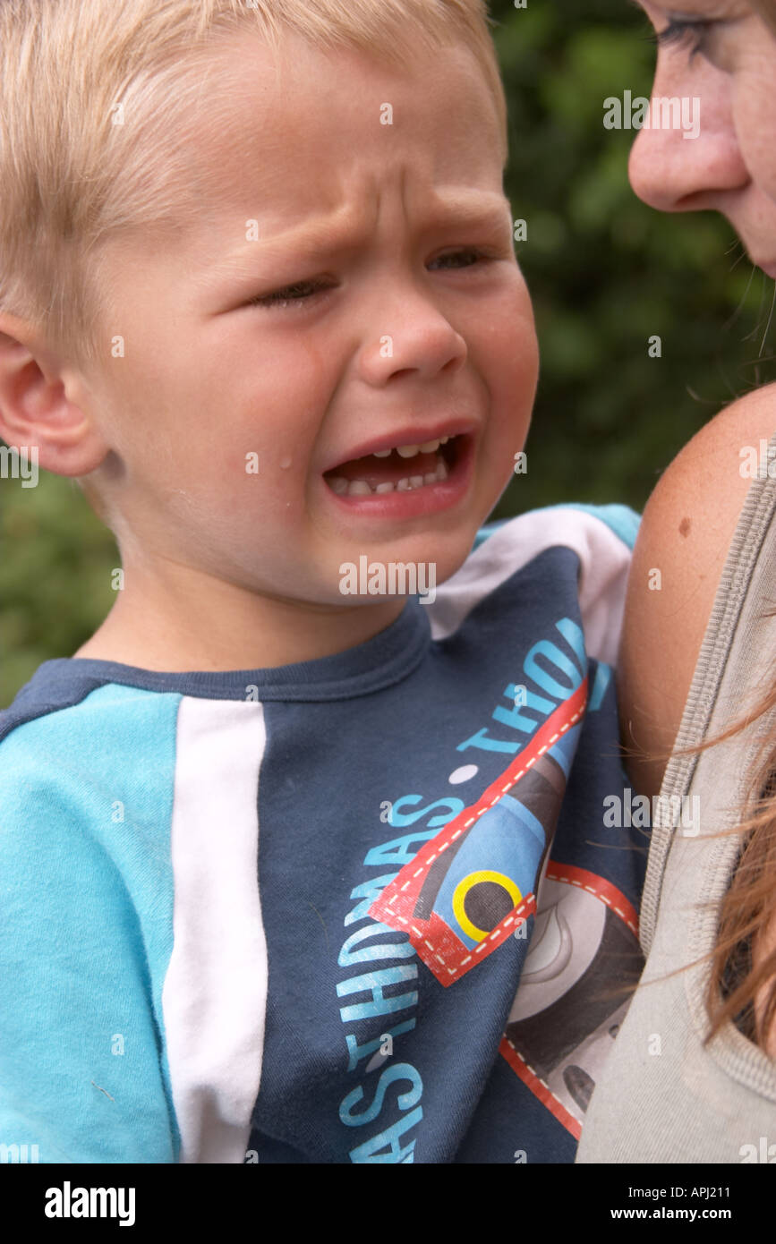 young boy crying Stock Photo - Alamy