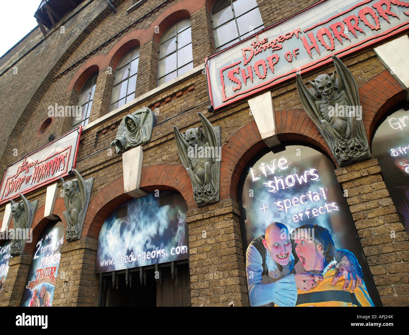 The entrance to the London Dungeon Tooley Street London SE1 Stock Photo ...