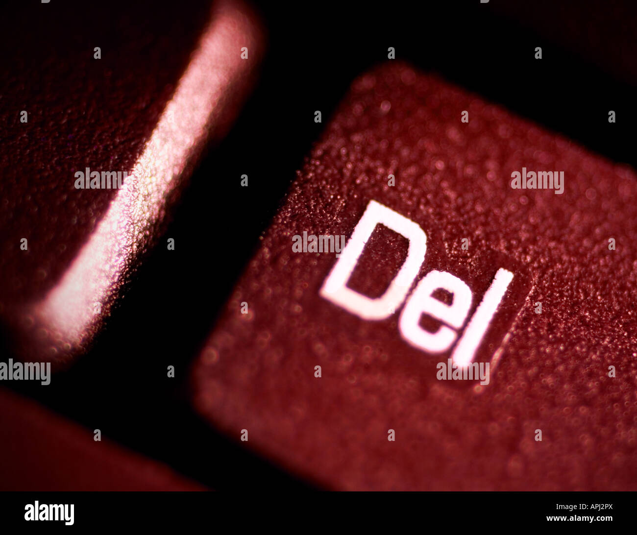Delete key, side-lit with red light Stock Photo - Alamy