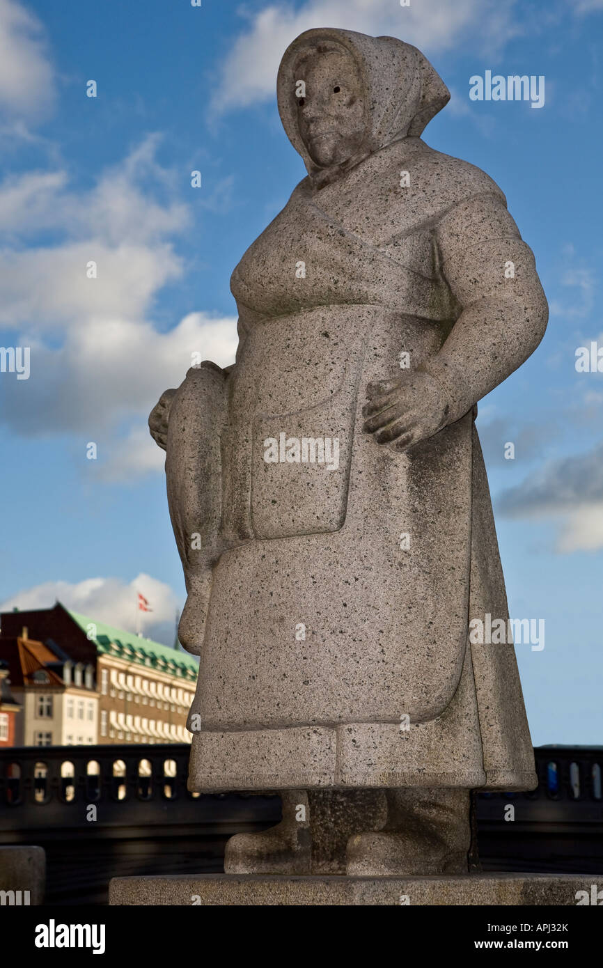 Statue of the fishdealer woman at Gammel Strand Stock Photo - Alamy