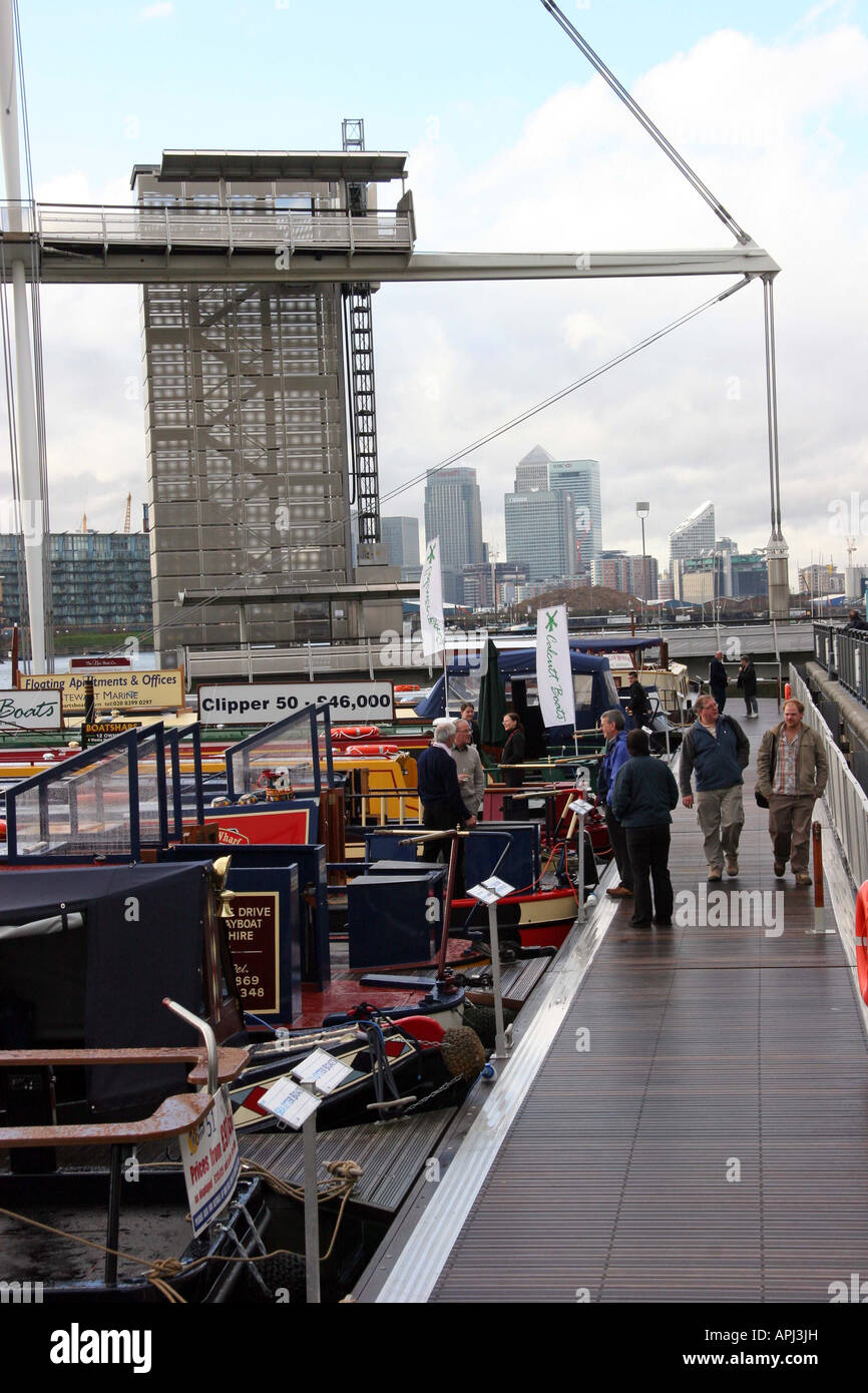 Pontoon dock london hi-res stock photography and images - Alamy