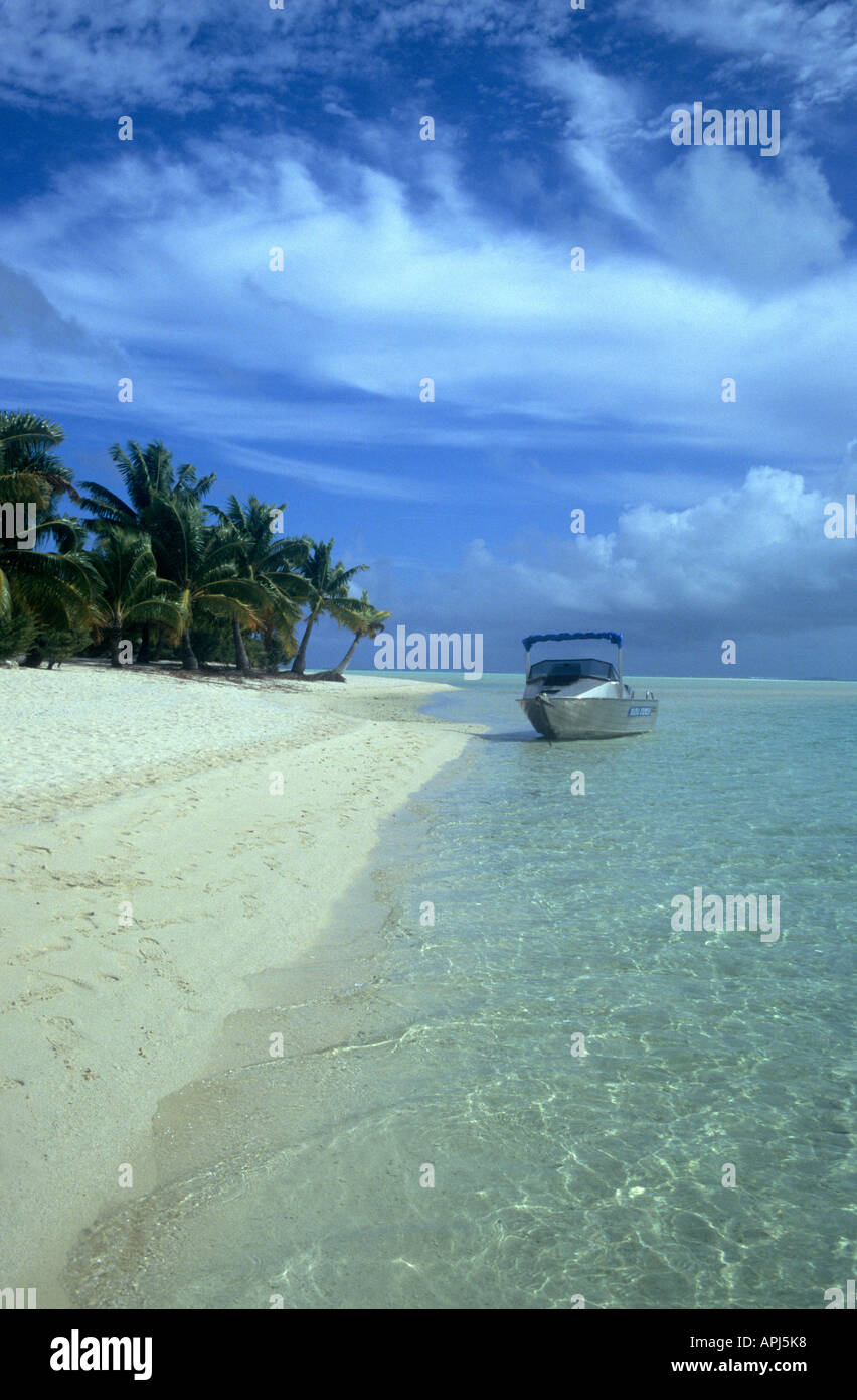 spectacular beach on the romantic Aitutaki Island , part of the Cook ...