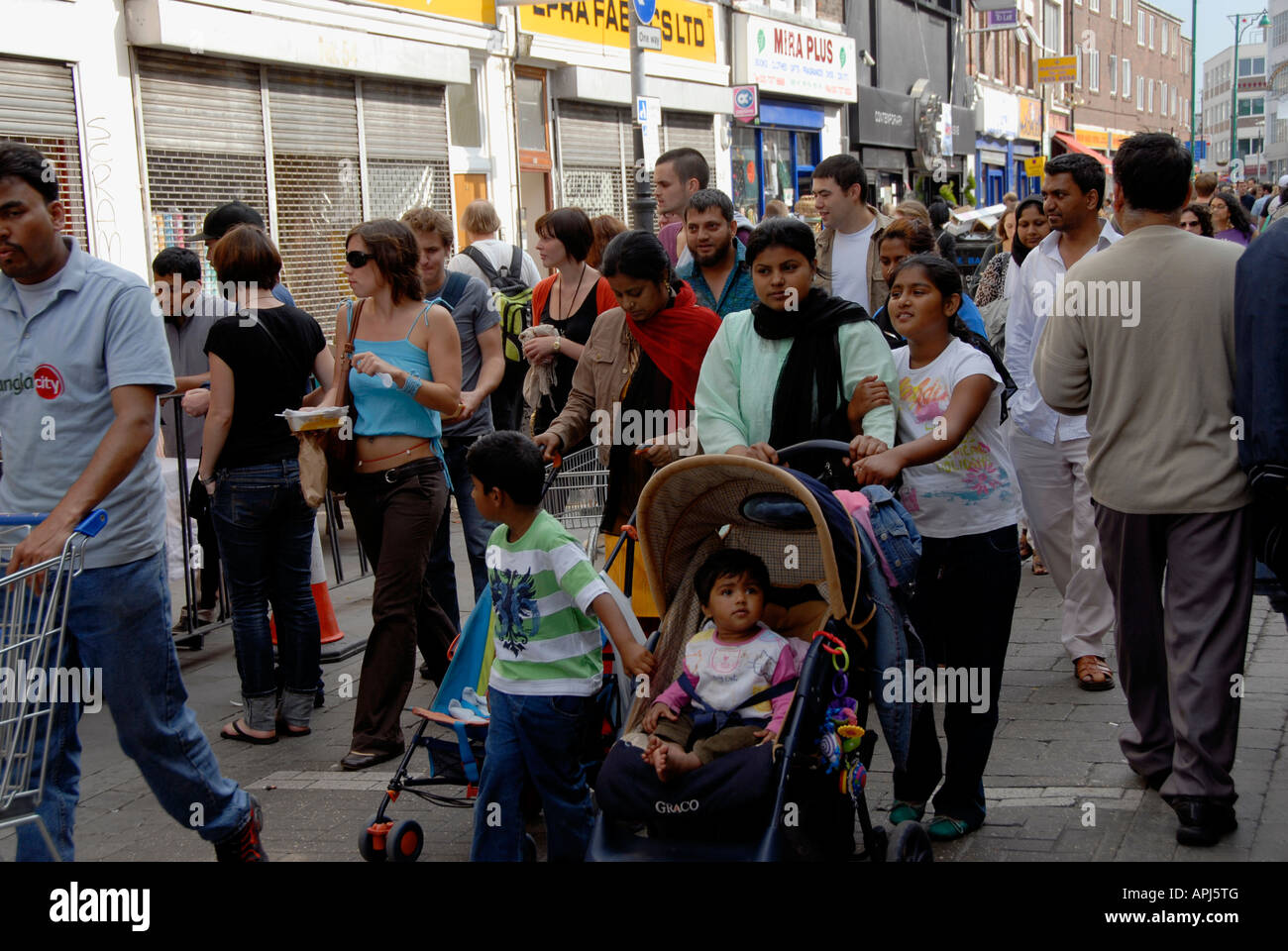 Brick lane on a busy Sunday with families & multiethnic crowd Stock ...