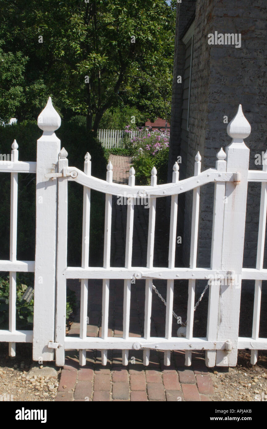 White entrance gate hi-res stock photography and images - Alamy