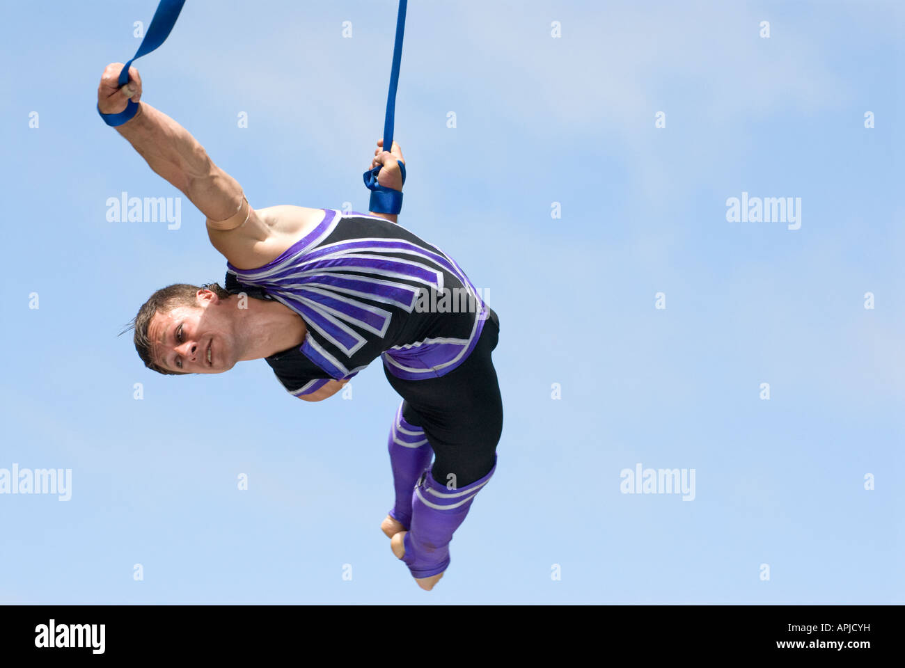 Trapeze artist hanging upside down hi-res stock photography and images ...