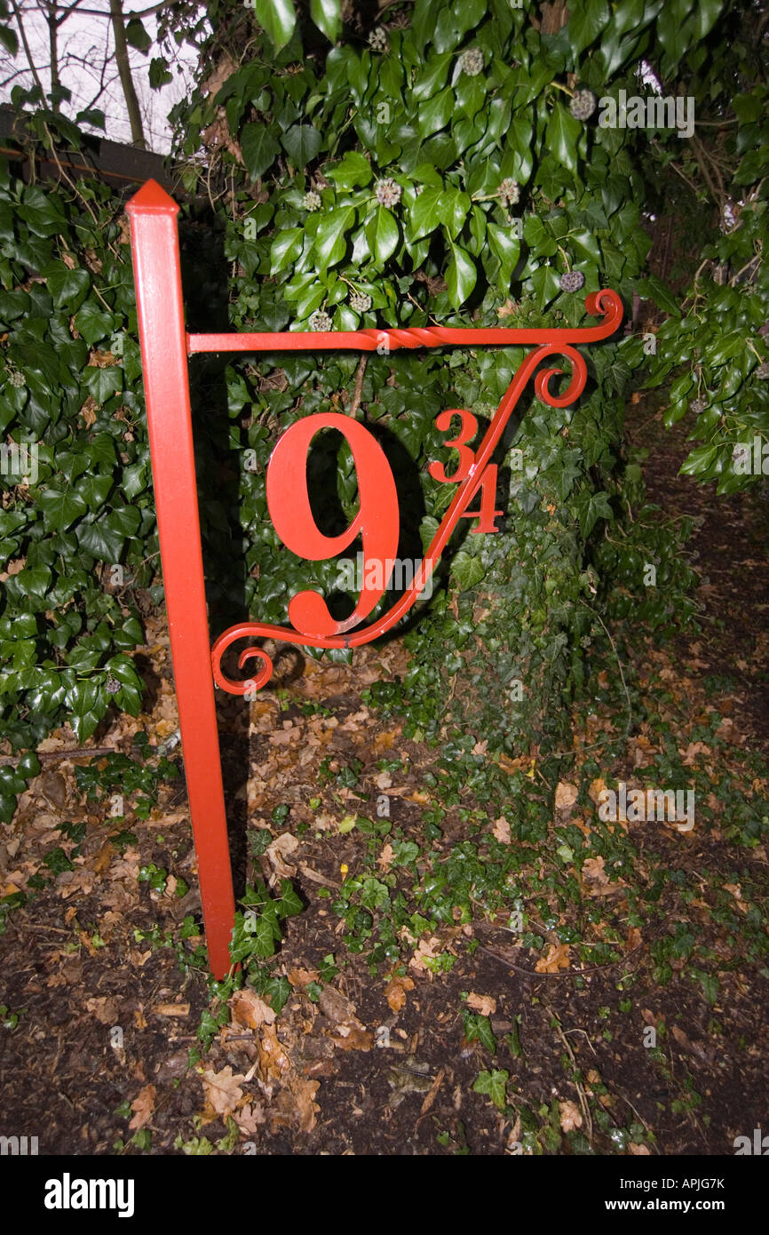 9 and three quarters sign harry potter Stock Photo - Alamy