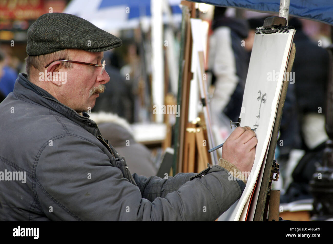 Artist sat drawing hi-res stock photography and images - Alamy