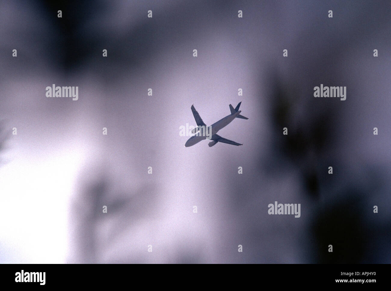 Jumbo jet flying hi-res stock photography and images - Alamy