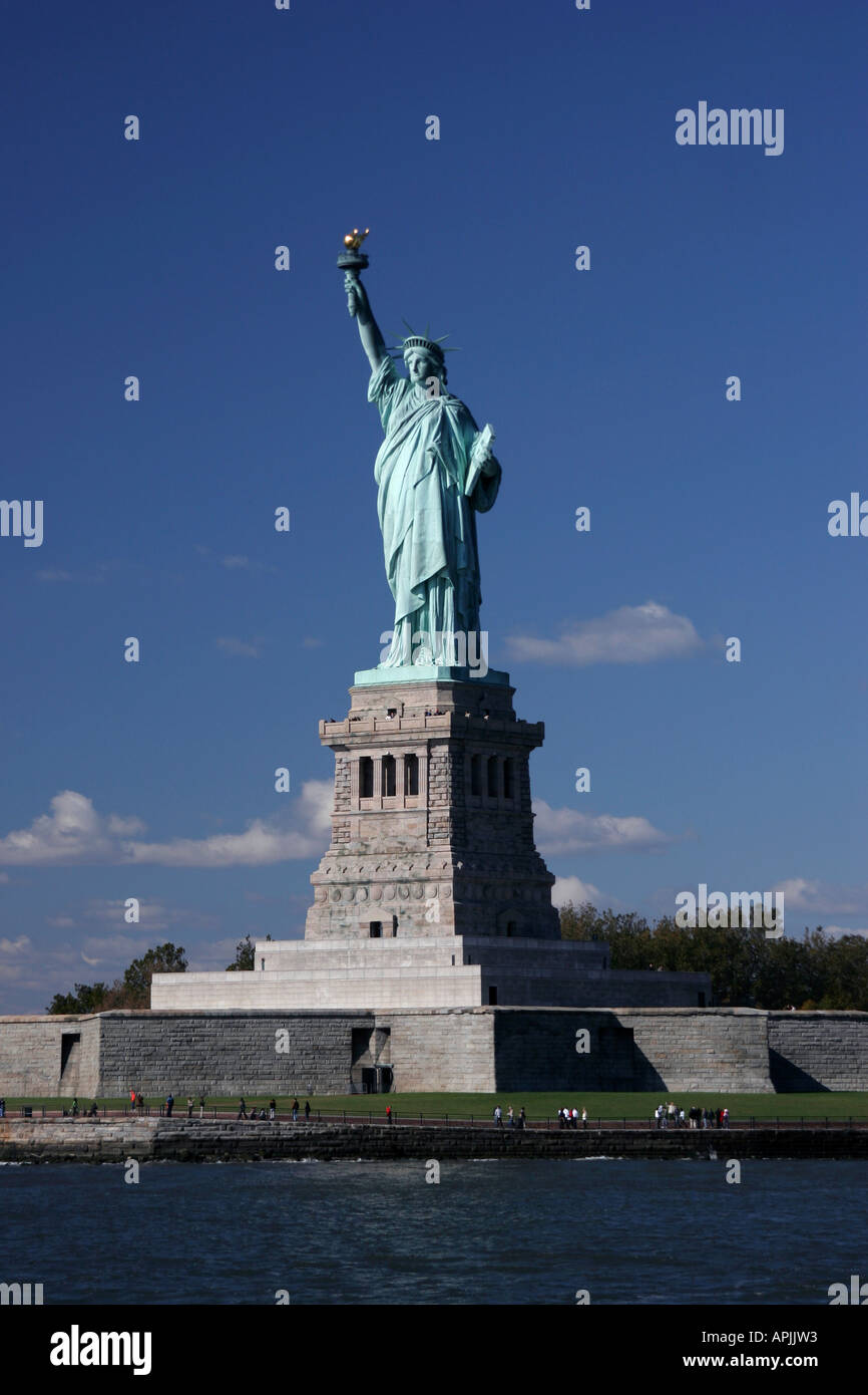 Full length portrait statue hi-res stock photography and images - Alamy