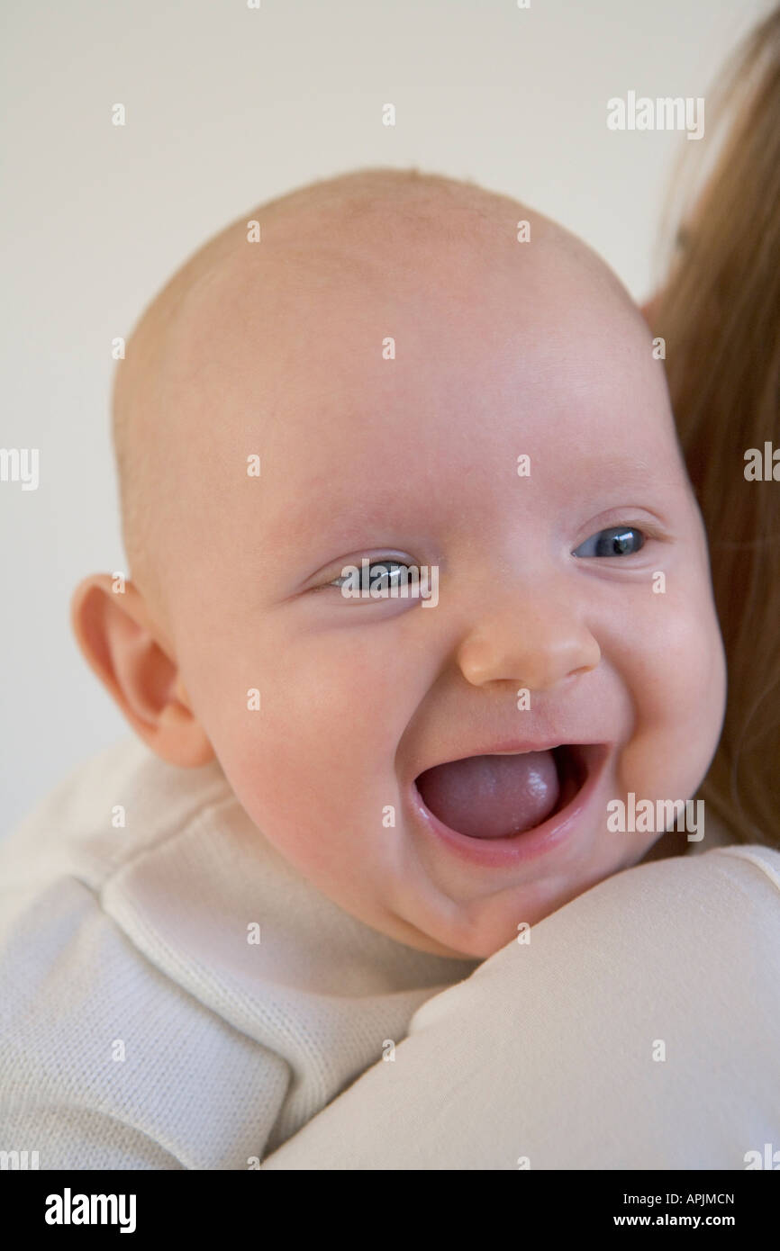 Baby looking over mothers shoulder hi-res stock photography and images ...