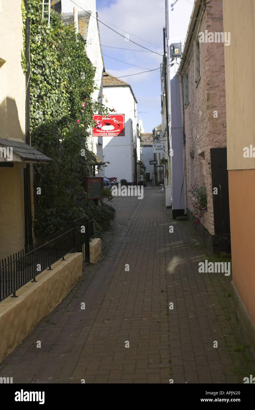 Narrow street Looe Cornwall Stock Photo - Alamy
