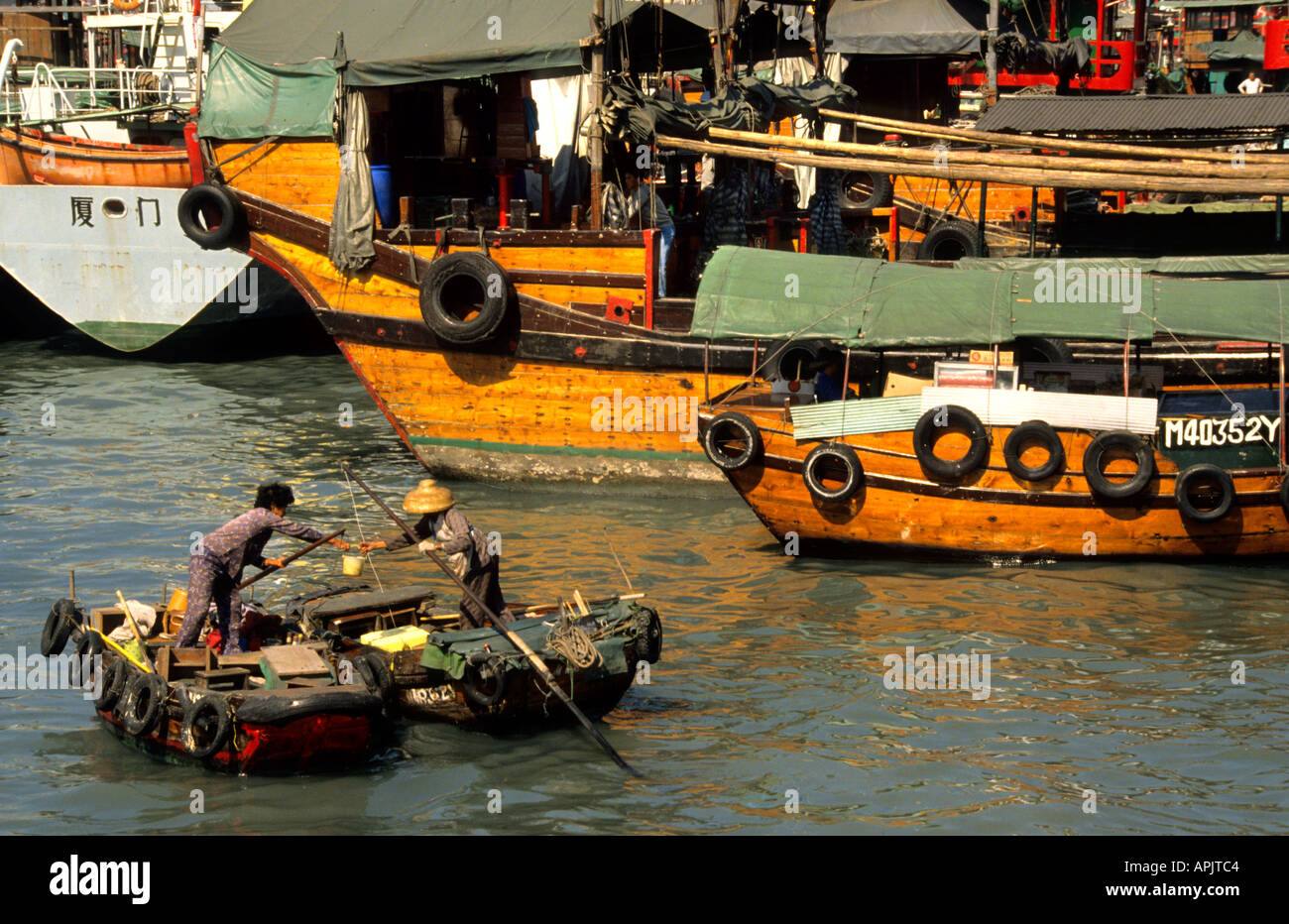 Small junk boat hong kong hi-res stock photography and images - Alamy