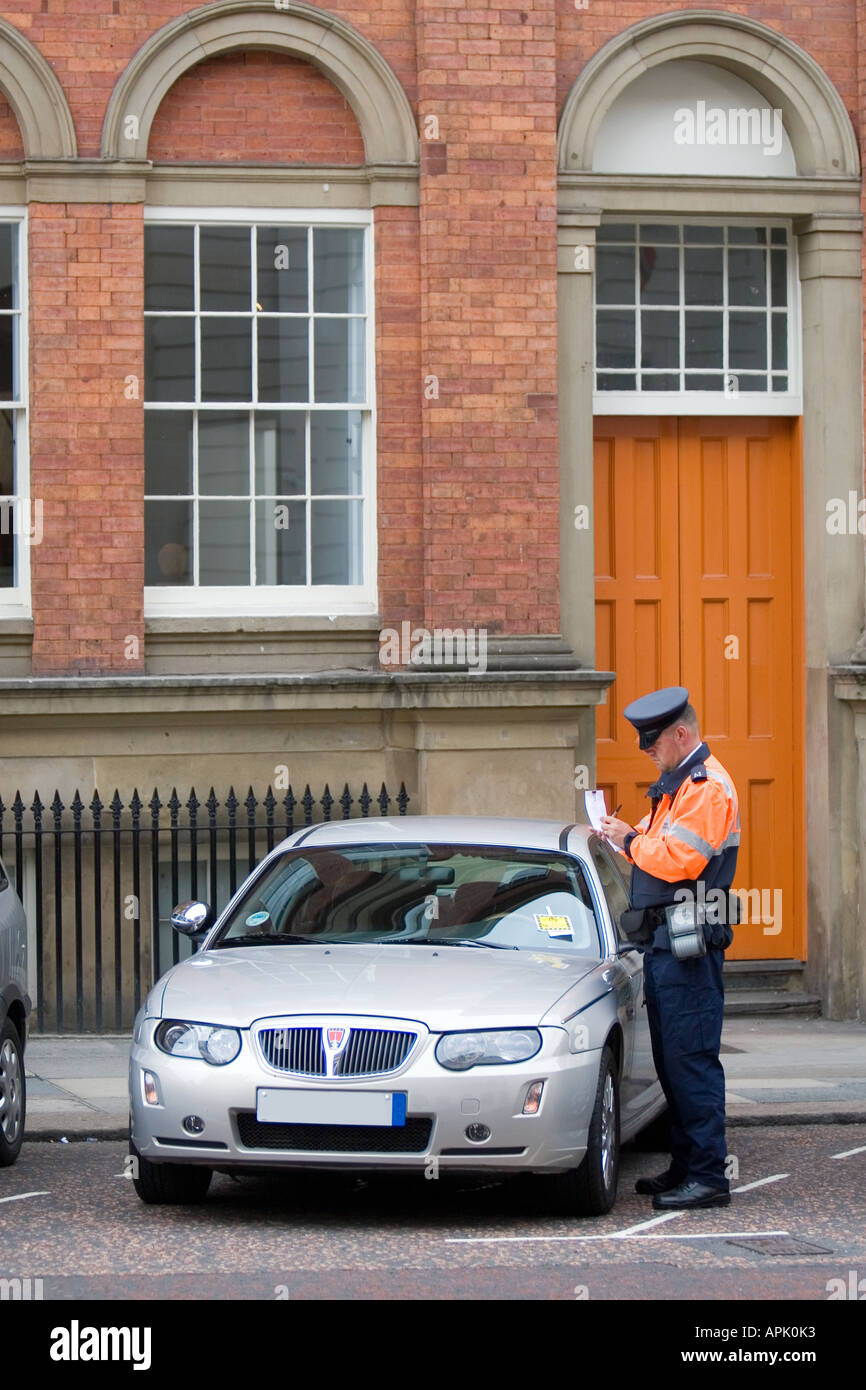 Traffic warden issuing parking ticket Stock Photo - Alamy