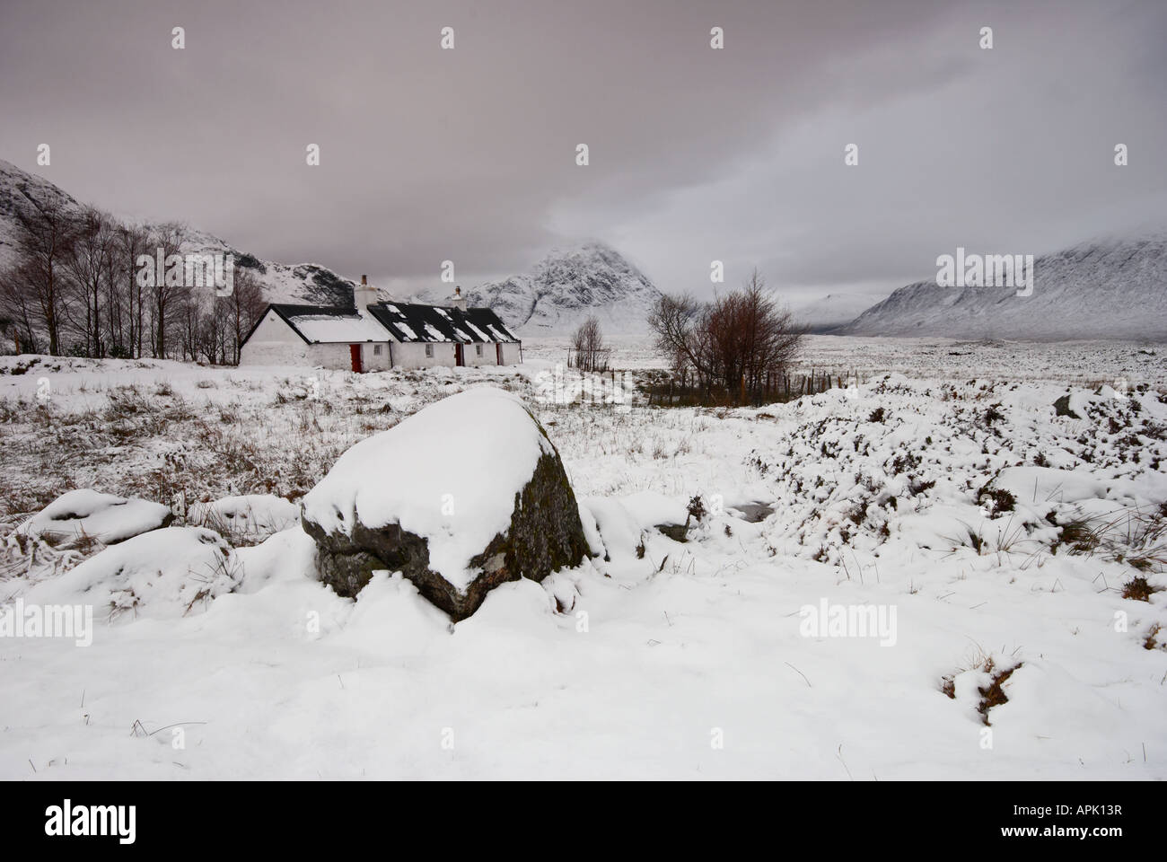 Snowy scene with cottage hi-res stock photography and images - Alamy