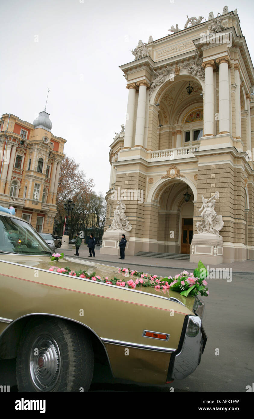 American wedding car outside the Opera House and Ballet, Teatralnaya ...