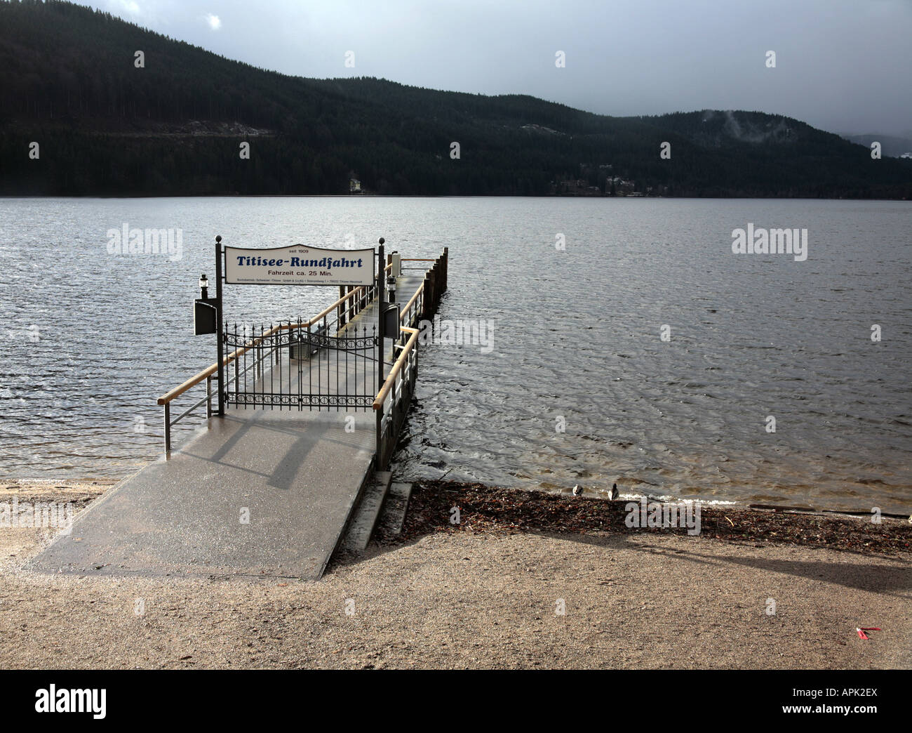 A small lakeside jetty Stock Photo - Alamy
