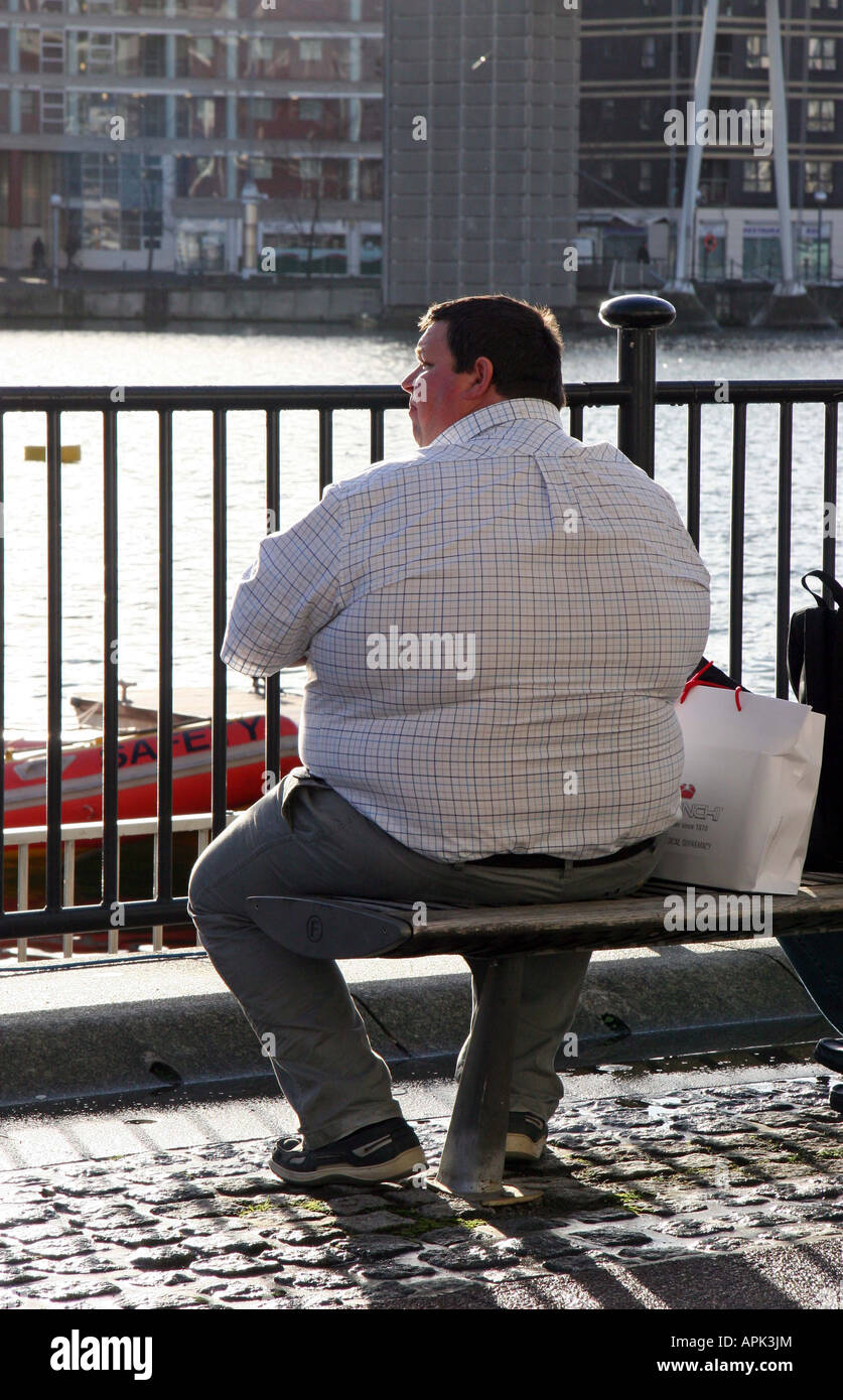 Fat man sitting on bench hi-res stock photography and images - Alamy