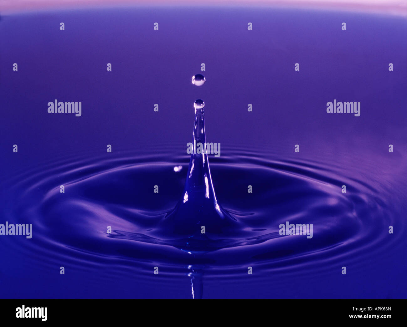 Forme liquide forme et apres l impact d une goutte d eau surl eau ...