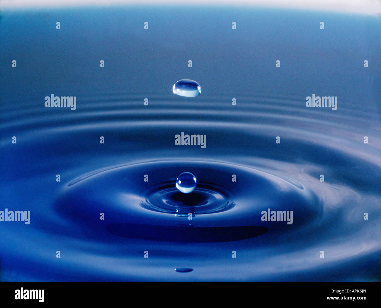 Forme liquide forme et apres l impact d une goutte d eau surl eau ...