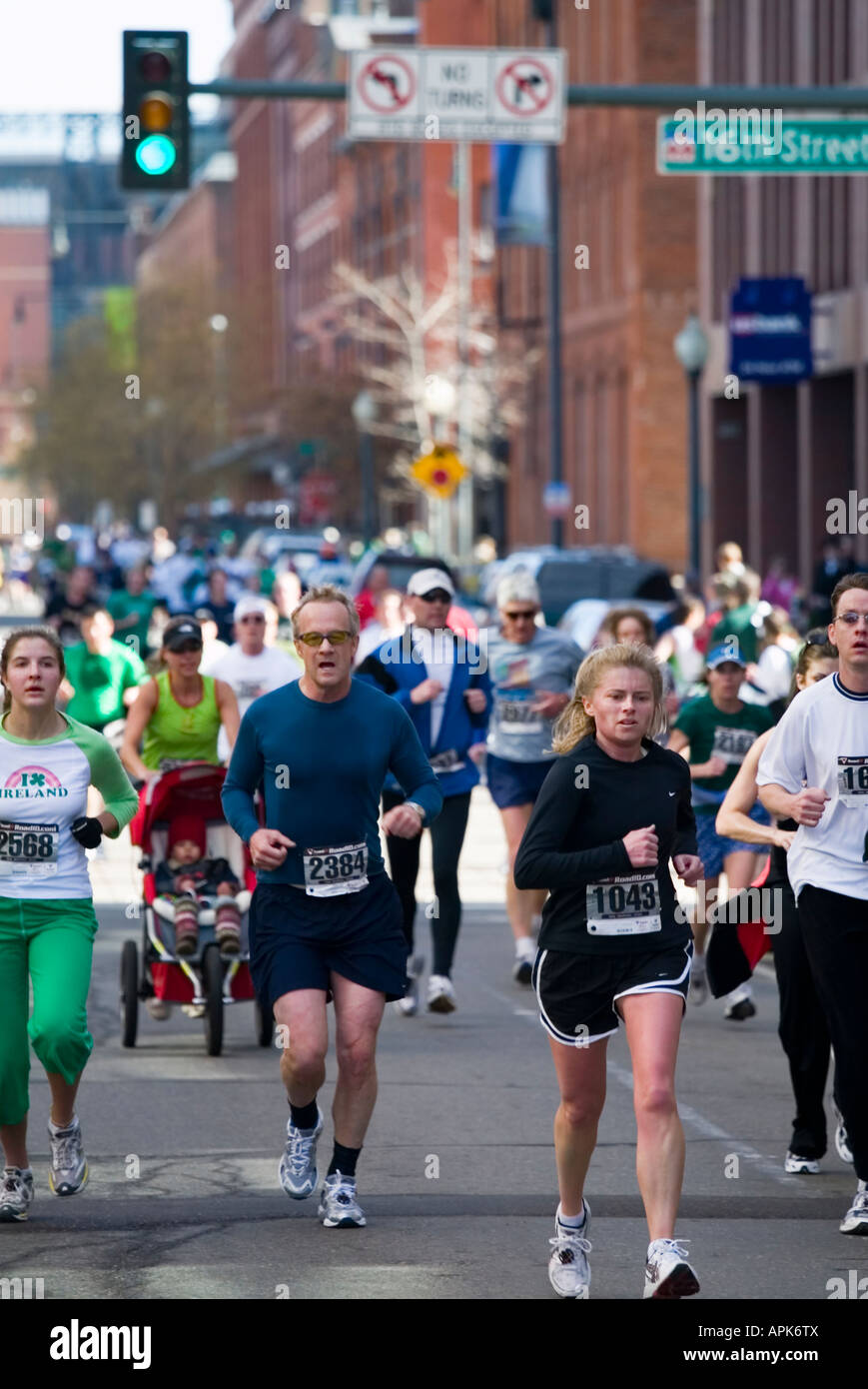 Running runners crowd sunny city hi-res stock photography and images ...