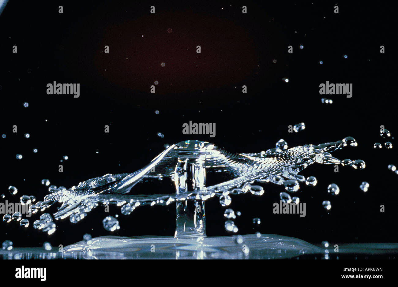 Forme liquide forme et apres l impact d une goutte d eau surl eau ...