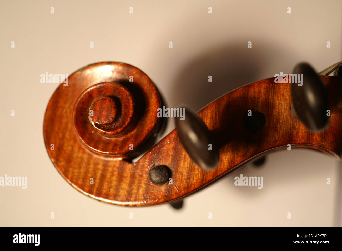 Violinist tuning hi-res stock photography and images - Alamy