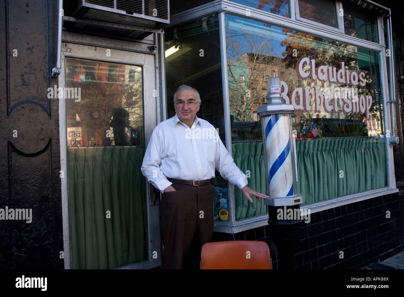 Storefront barbershop hi-res stock photography and images - Alamy