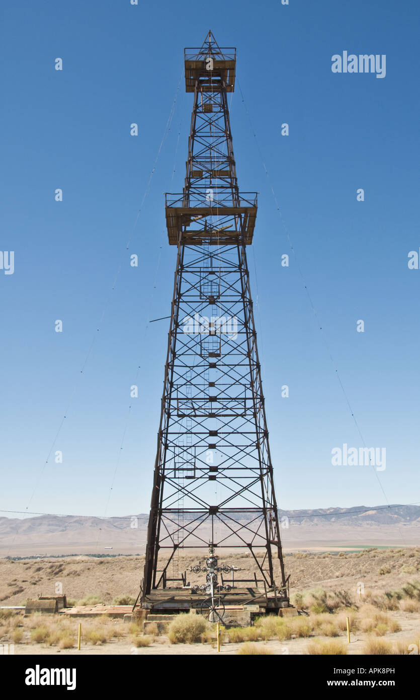 California Central Valley Kern County oil well rig Stock Photo - Alamy