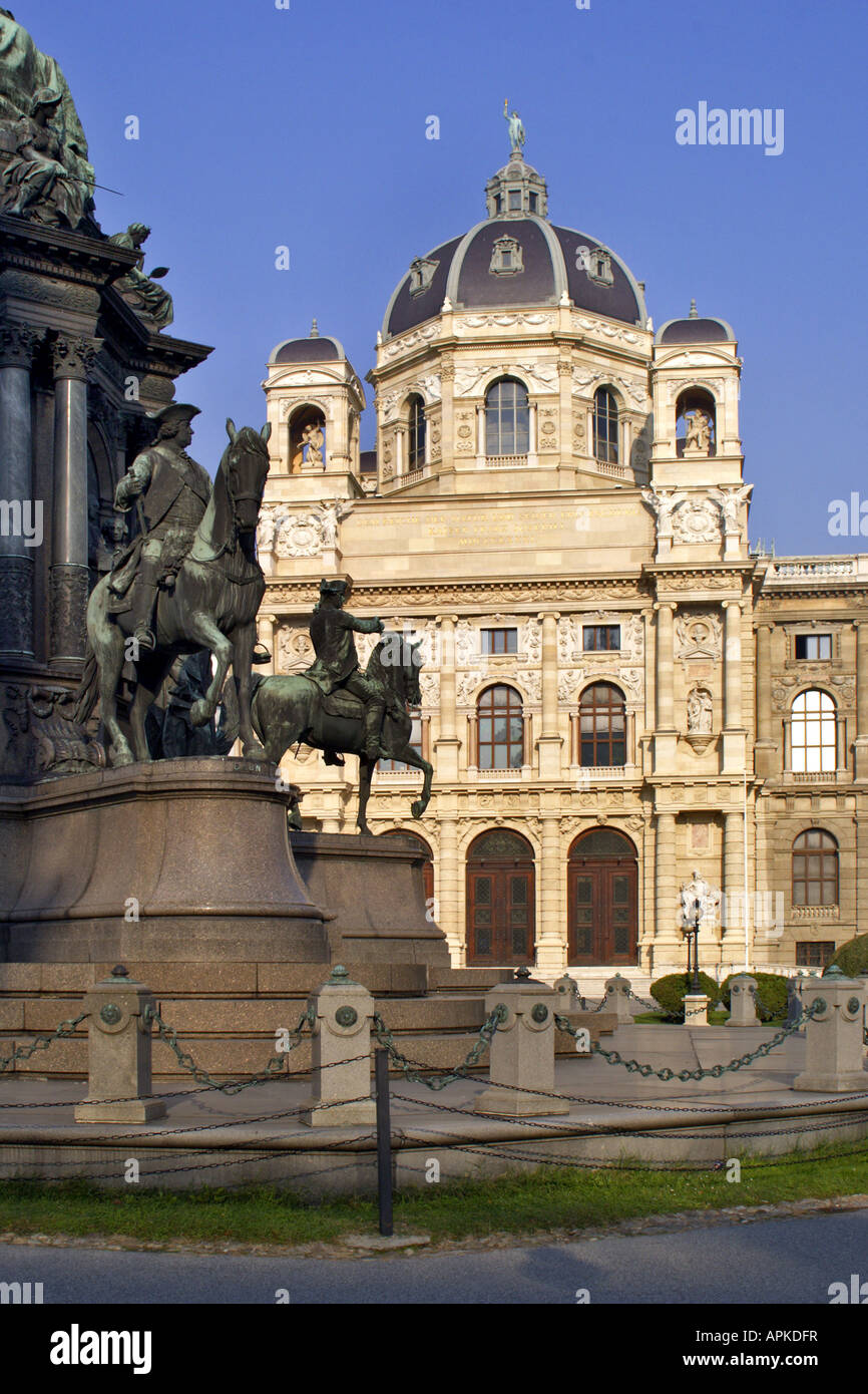 Museum of Natural History, middle part with entrance, dome and statue ...