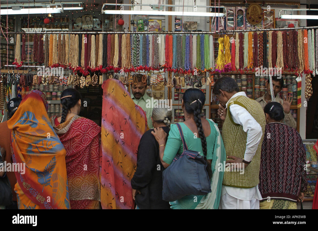 Group women shopping outdoors hi-res stock photography and images - Alamy