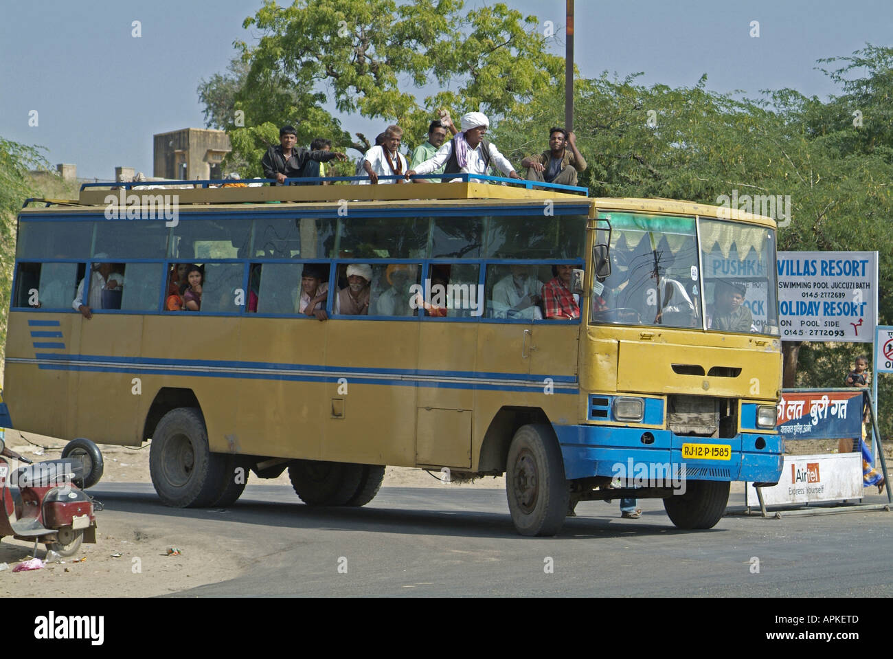 Overload bus india hi-res stock photography and images - Alamy