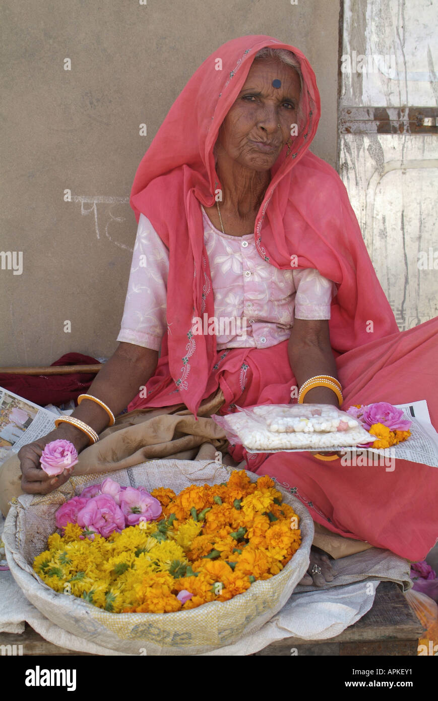 Old indian woman selling flowers hi-res stock photography and images ...