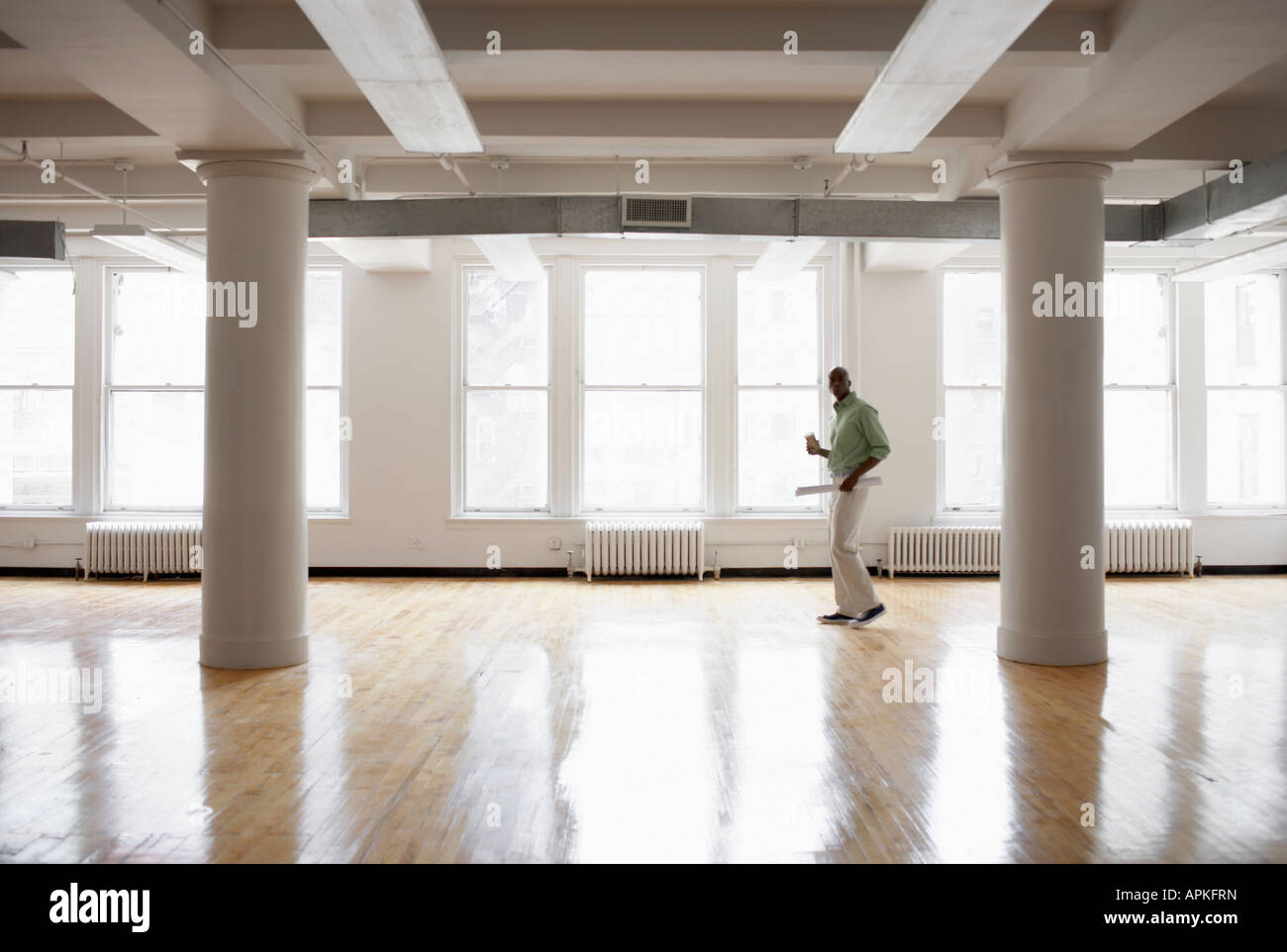 Windows and rooms with empty floors hi-res stock photography and images ...