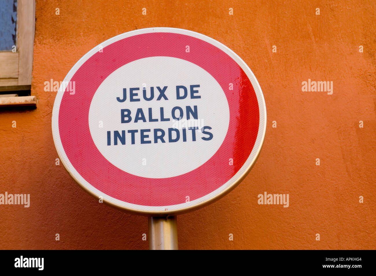 Jeux de ballon interdits hi-res stock photography and images - Alamy