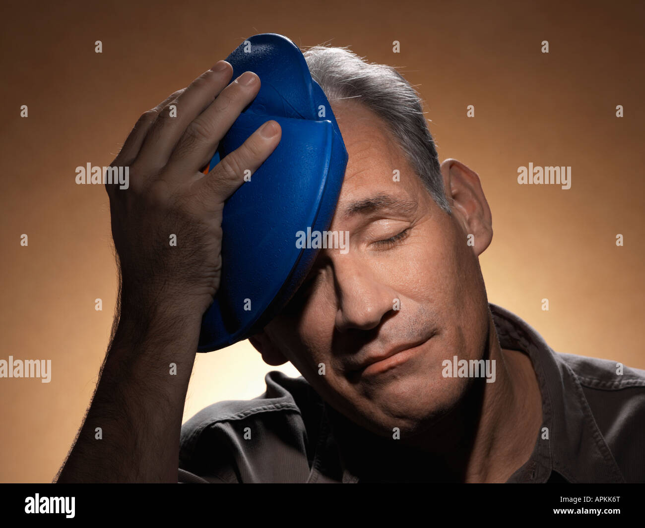 Man ice pack on head hi-res stock photography and images - Alamy