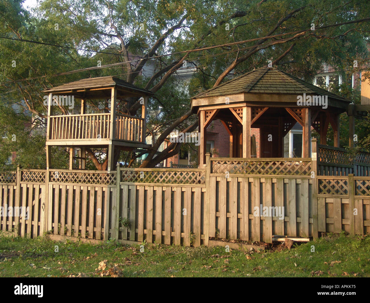 Kids build tree house hi-res stock photography and images - Alamy
