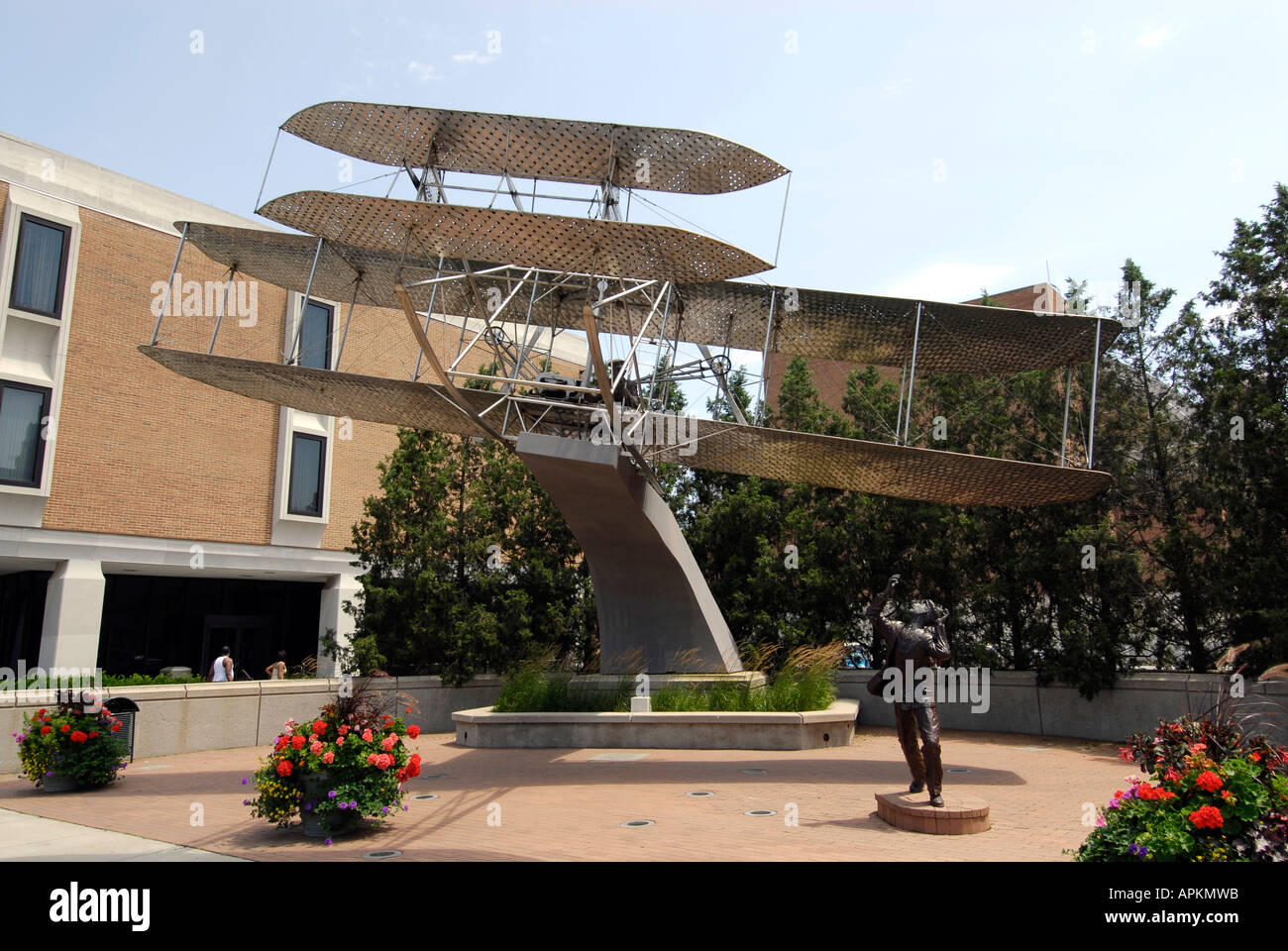Memorial to Orville and Wilbur Wright and the invention of the airplane ...