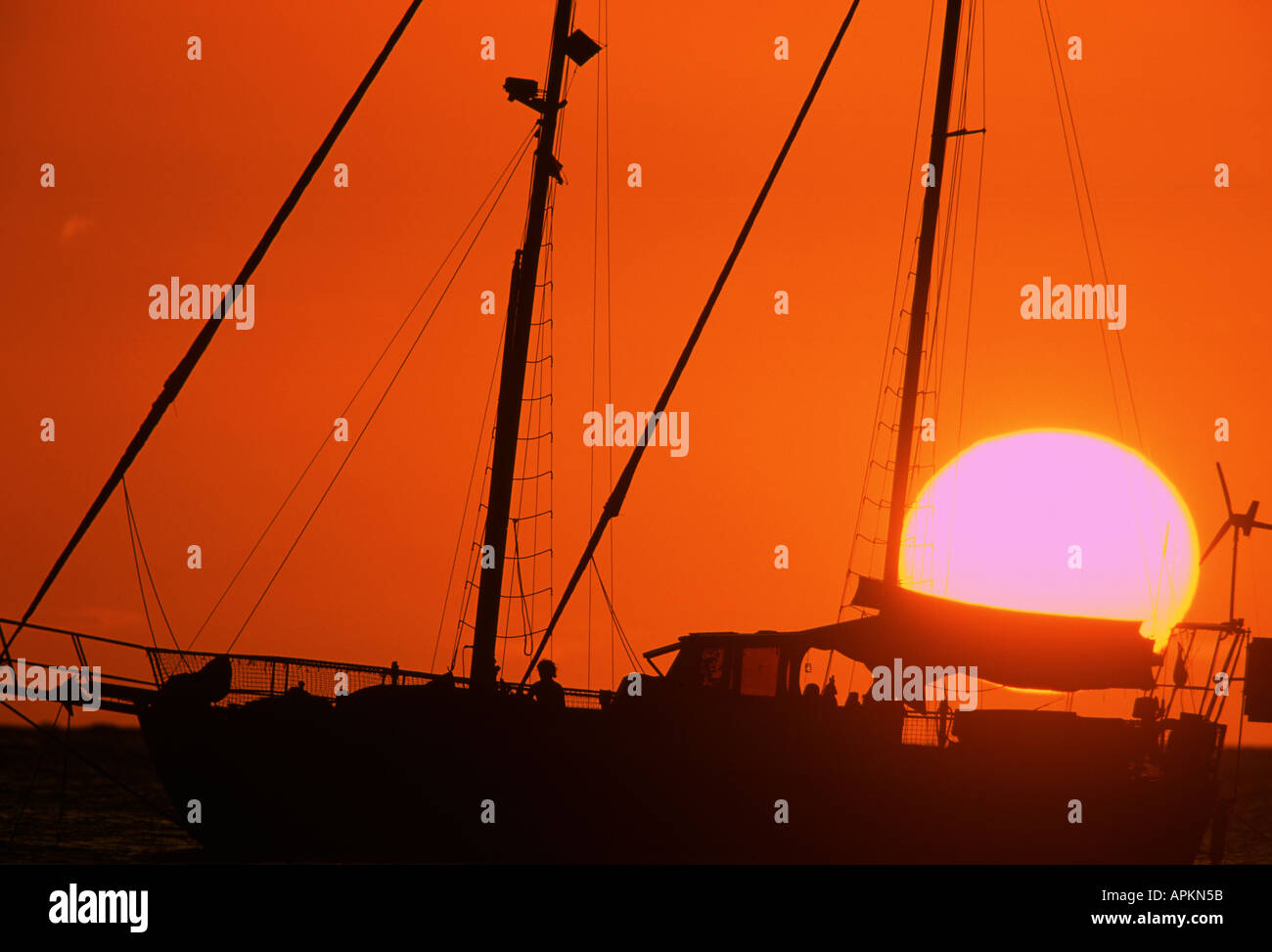 YACHT SAIL SAILING SUNSET SUN SUNDOWN TRAVEL VACATION Stock Photo - Alamy