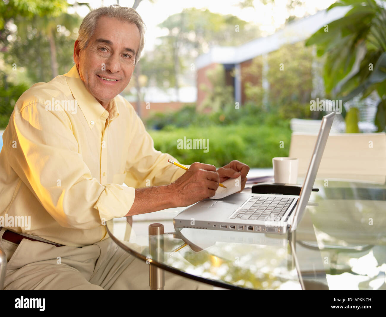 One man only laptop bills hi-res stock photography and images - Alamy