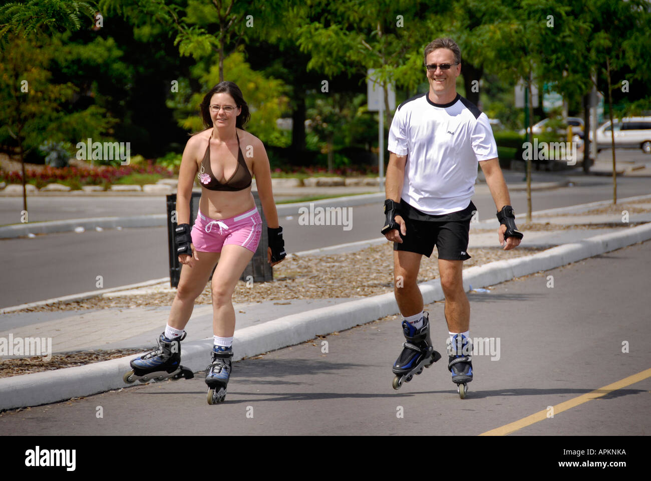 Couple rollerblading hi-res stock photography and images - Alamy