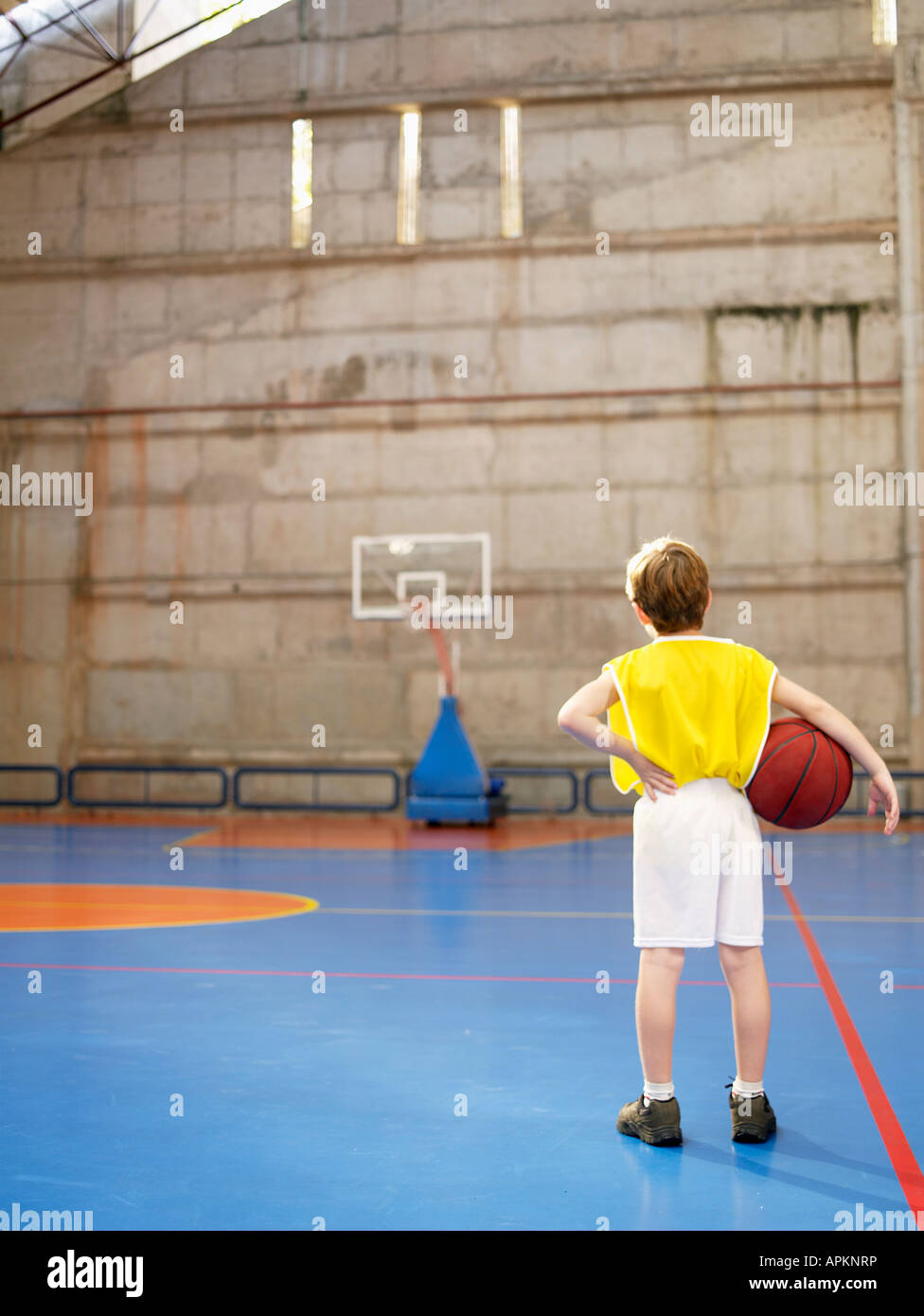 Boy looking at basketball hoop (rear view Stock Photo - Alamy
