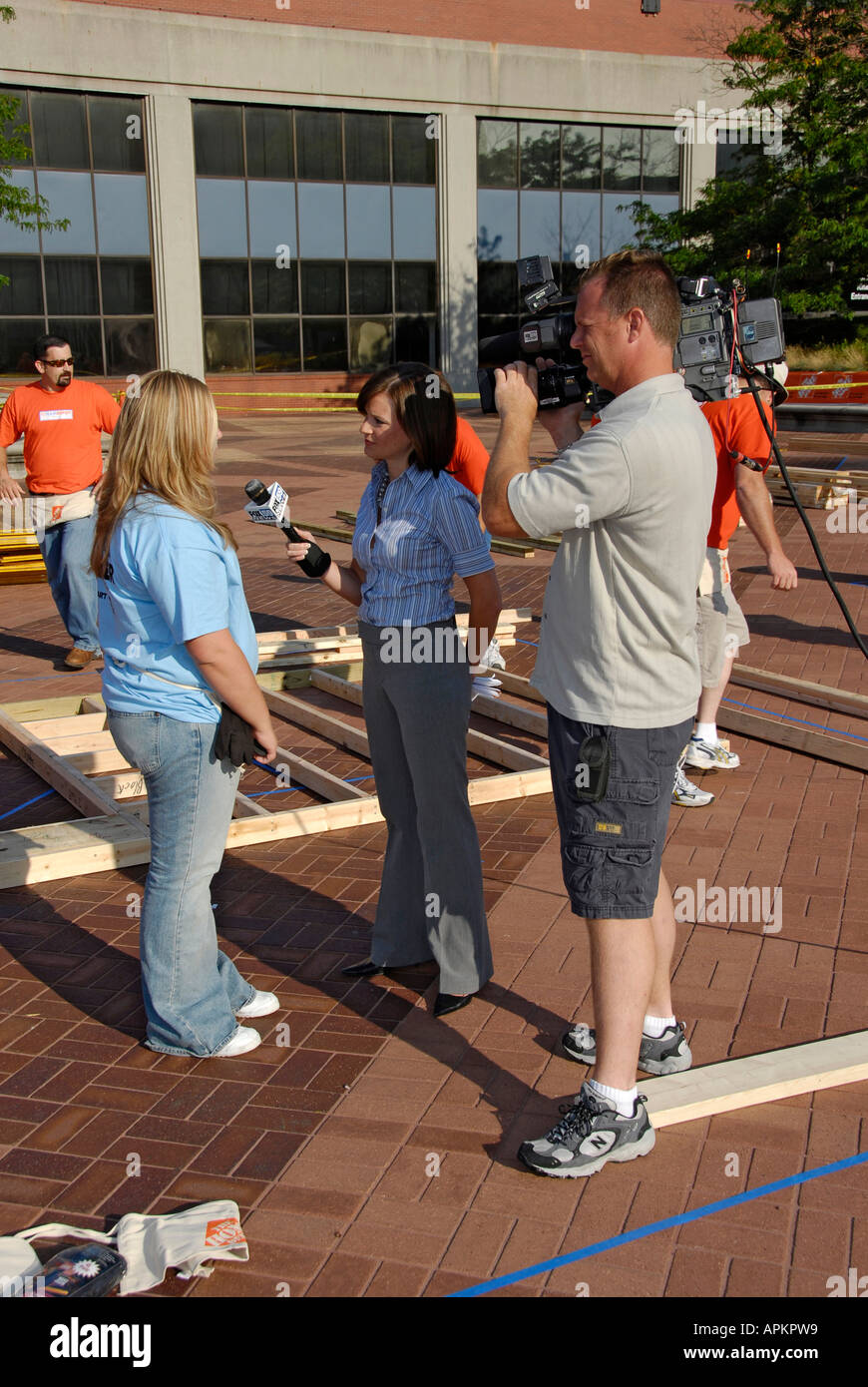News reporter crew street hi-res stock photography and images - Alamy