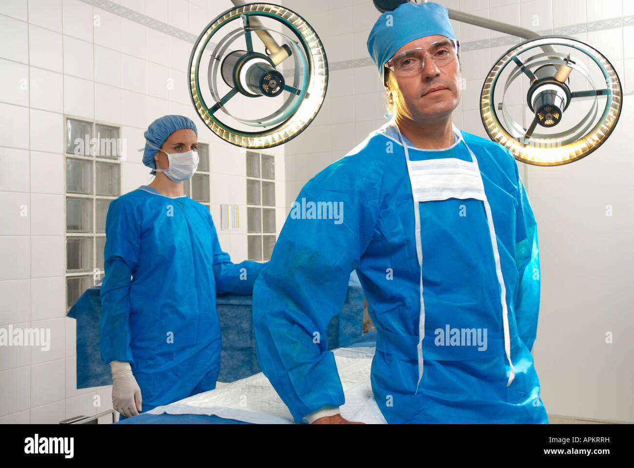 Two doctors wearing blue surgical hi-res stock photography and images ...